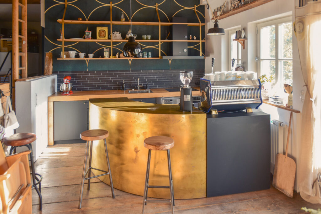 Küche mit Kaffeebar aus Messing › Echt Zwinz – Schreinerei für ...